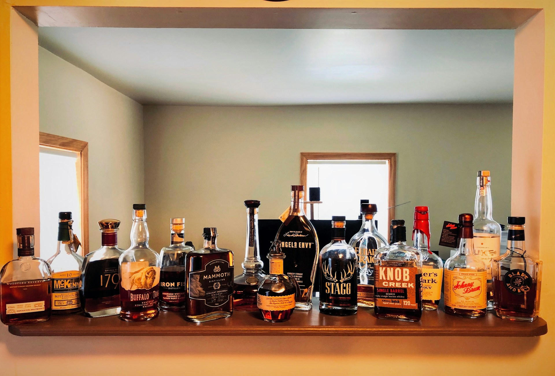 These Mini Bar Design Ideas Make Any Small Space a Party